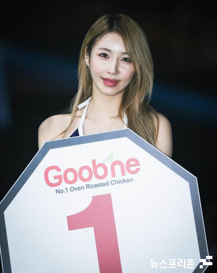 [NF포토] 로드걸 임지우, ‘상큼한 미소로~’(로드FC 063)