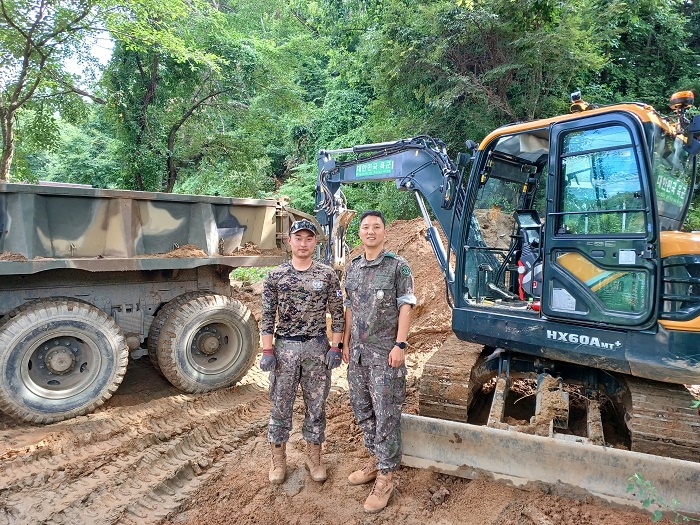 제7공병여단 소속 장병들, 대민 지원 중 개울에 잠긴 주민 구조 생명 살려