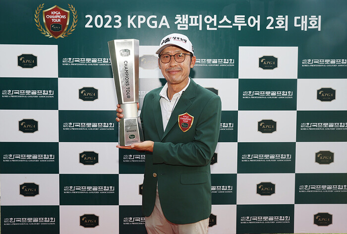 KPGA, 박성필 7연속 버디쇼 우승! '챔피언스투어 2회 대회'
