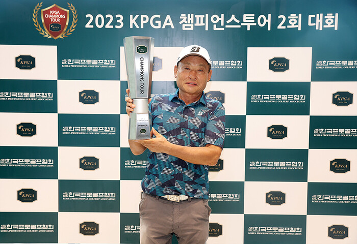 KPGA, 박성필 7연속 버디쇼 우승! '챔피언스투어 2회 대회'