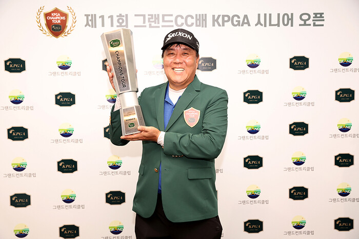 KPGA, 이규윤 28년 만에 첫 우승 감격! '제11회 그랜드CC 시니어 오픈'
