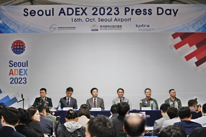 서울 ADEX 2023 참석 윤석열 대통령 ‘시선’ 어디로..."LIG넥스원·KAI·한화·현대"