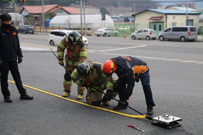 청양소방서,‘EV-드릴 랜스’로 전기차 화재 진압 훈련 펼쳐