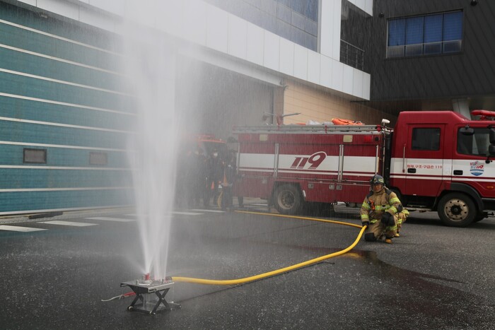 청양소방서,‘EV-드릴 랜스’로 전기차 화재 진압 훈련 펼쳐