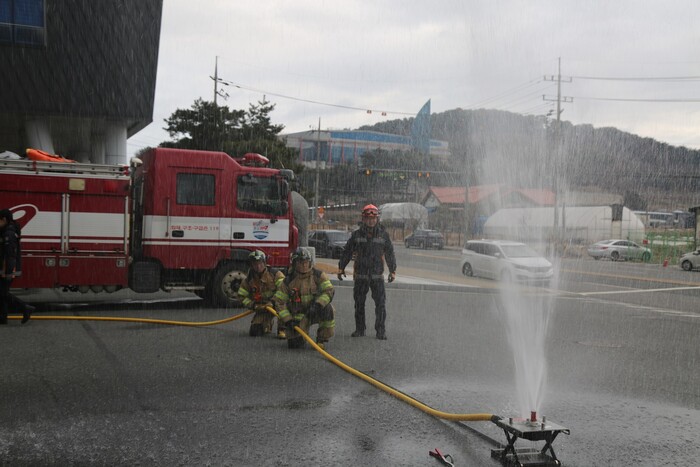 청양소방서,‘EV-드릴 랜스’로 전기차 화재 진압 훈련 펼쳐