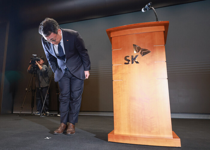 '유심 해킹' SKT, 2300만 전 고객 대상 유심 교체...고개 숙인 CEO