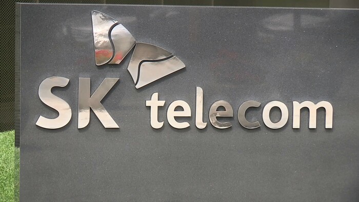 '유심 해킹' SKT, 2300만 전 고객 대상 유심 교체...고개 숙인 CEO