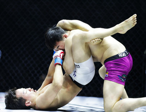 [NF포토] 이정현, ‘정통으로 들어간 펀치’(로드FC 063)